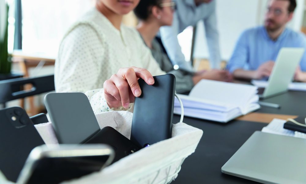 7 cell phone etiquette tips - Royal Examiner