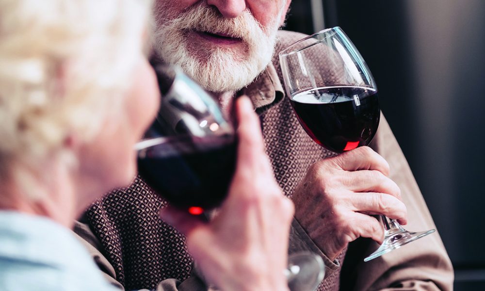 Alcohol consumption as a senior: 3 risk factors - Royal Examiner
